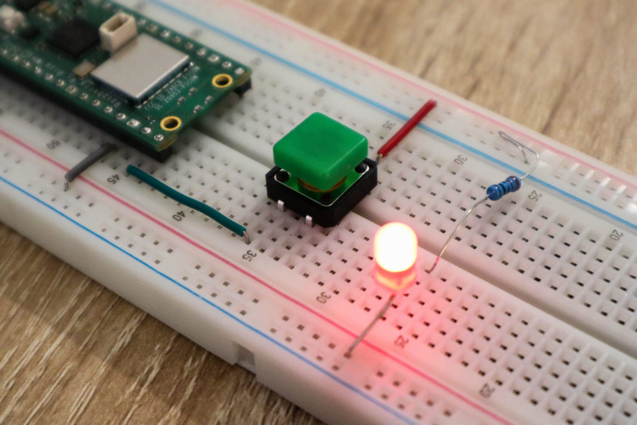 Raspberry Pi Pico: LED mit Taster steuern